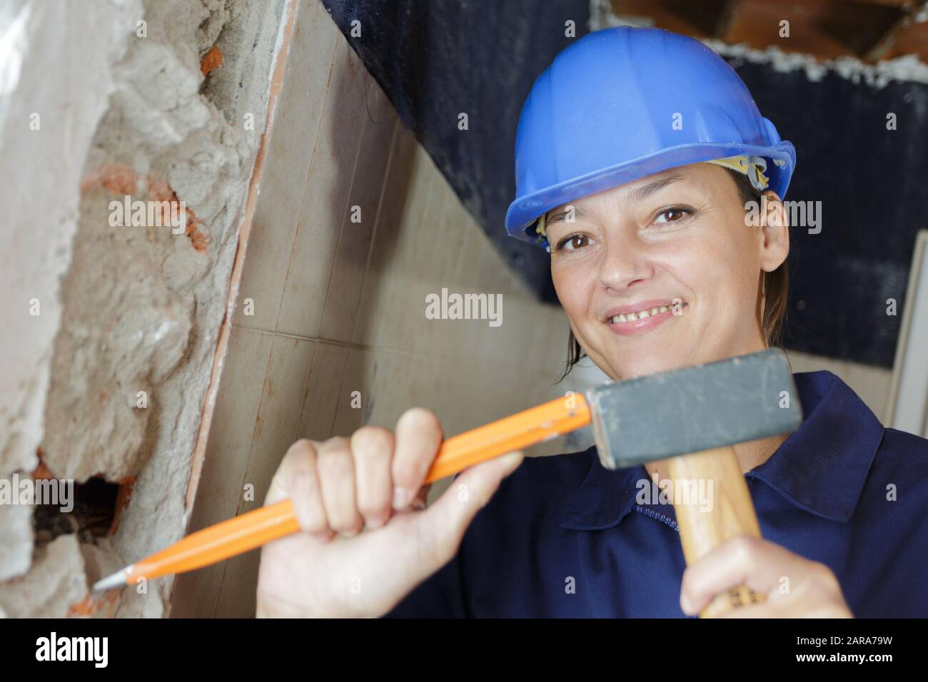 Hands woman using hammer hi-res stock photography and images - Alamy