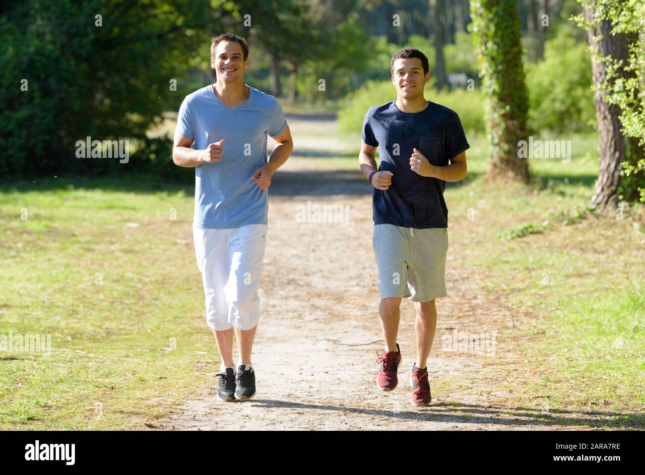 Friends keeping fit together hi-res stock photography and images - Alamy