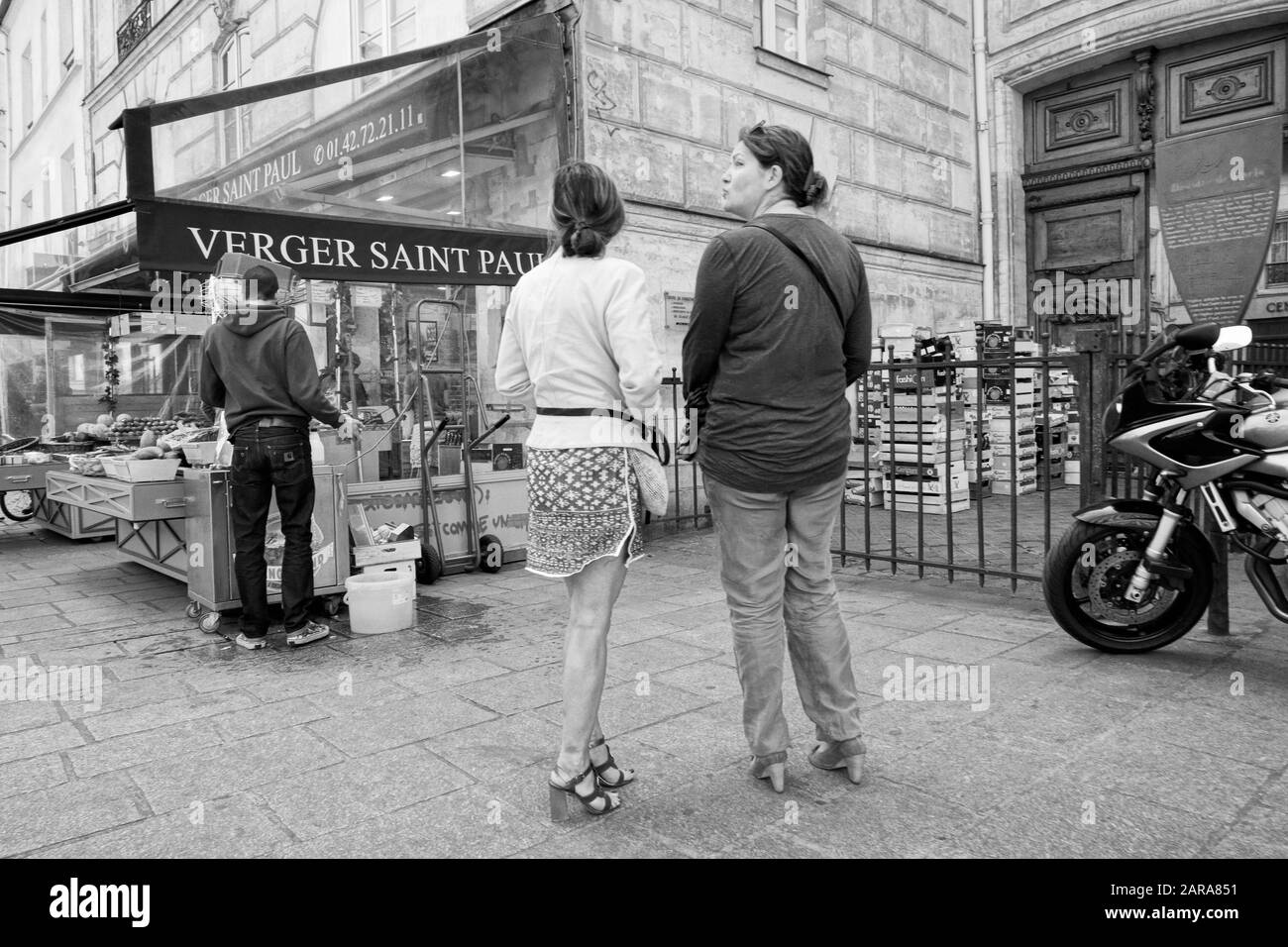 Verger Saint Paul, vegetable shop, Rue Saint Antoine, Paris, France ...