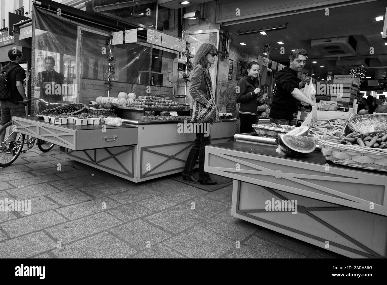 Verger Saint Paul, Vegetable shop, Rue Saint Antoine, Paris, France ...