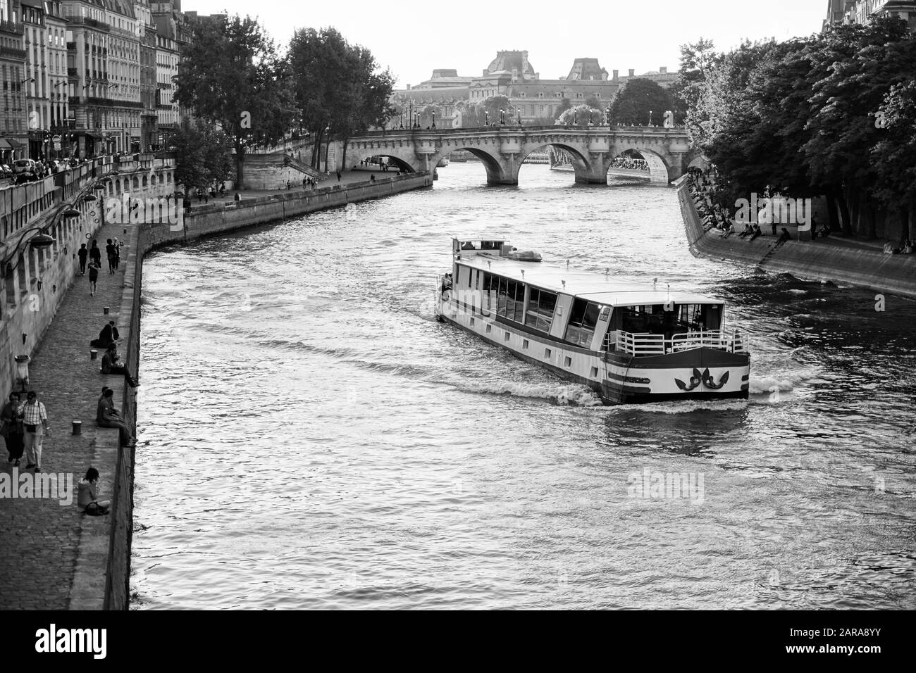 Paris france group female Black and White Stock Photos & Images - Alamy