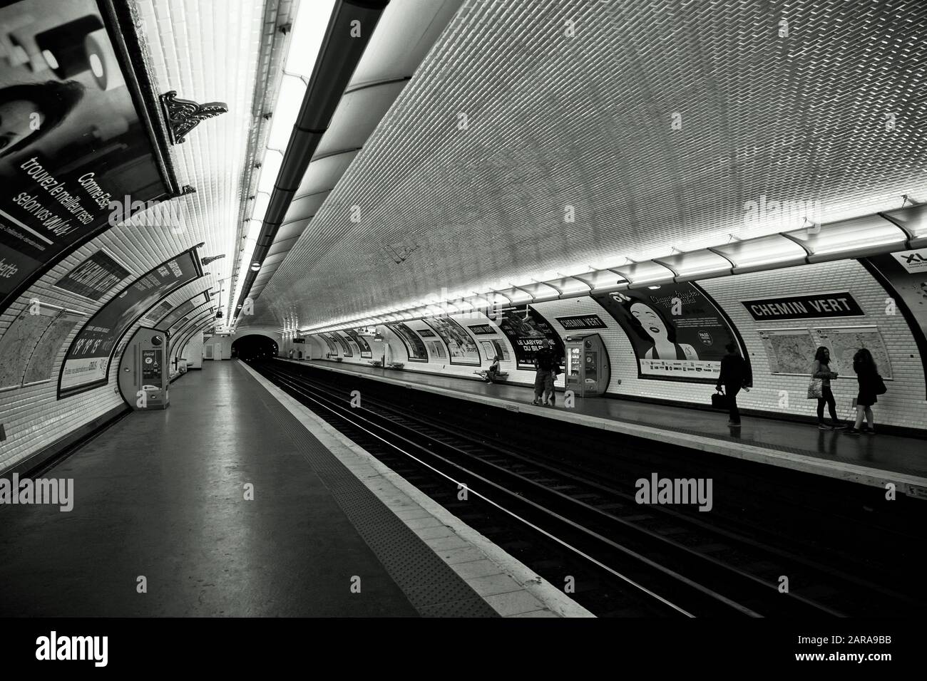 Empty metro platform hi-res stock photography and images - Alamy