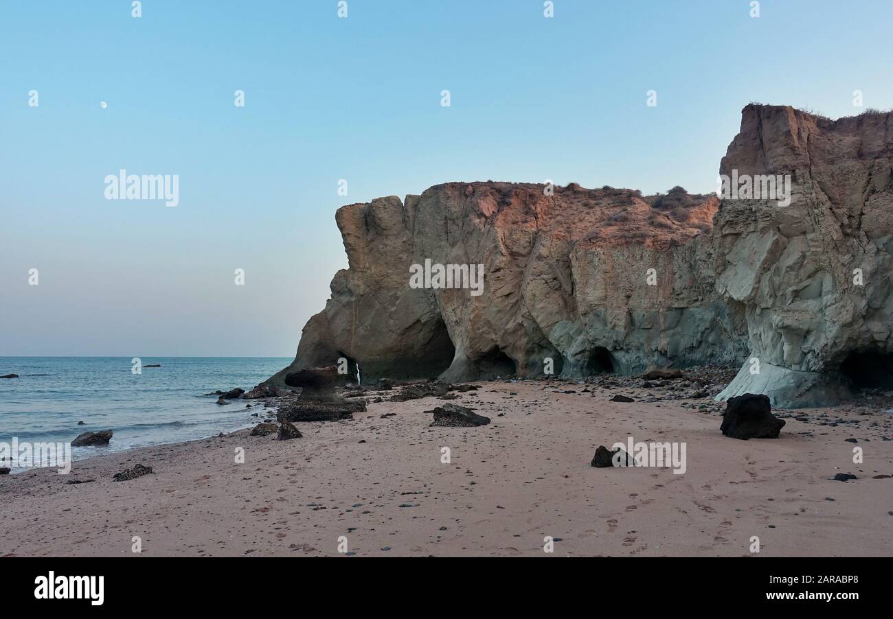Turtle's Beach of Hormuz with an incredibly paradisiacal Persian Gulf ...