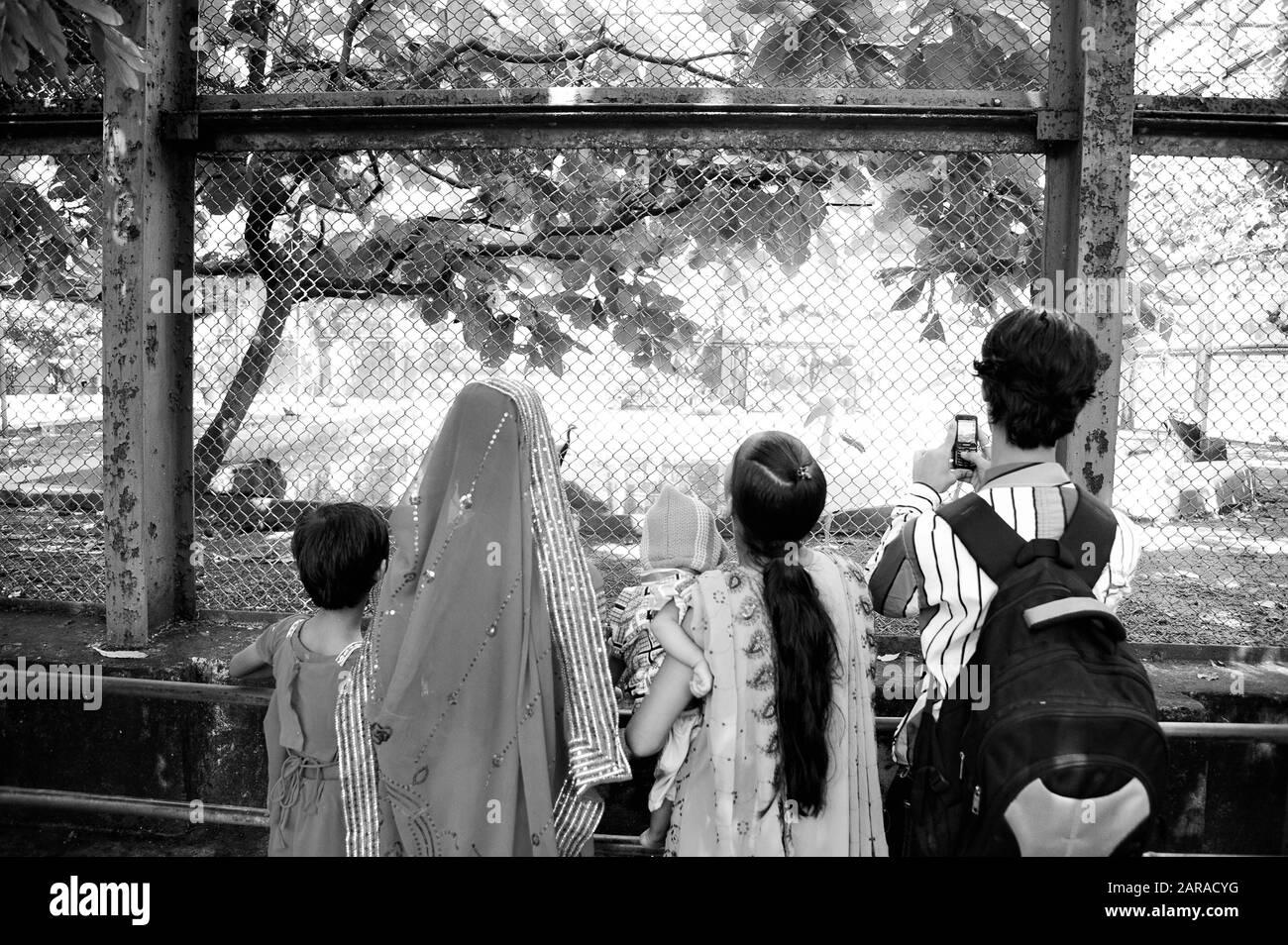 Indian family, Veermata Jijabai Bhosale Udyan, Byculla Zoo, Mumbai ...