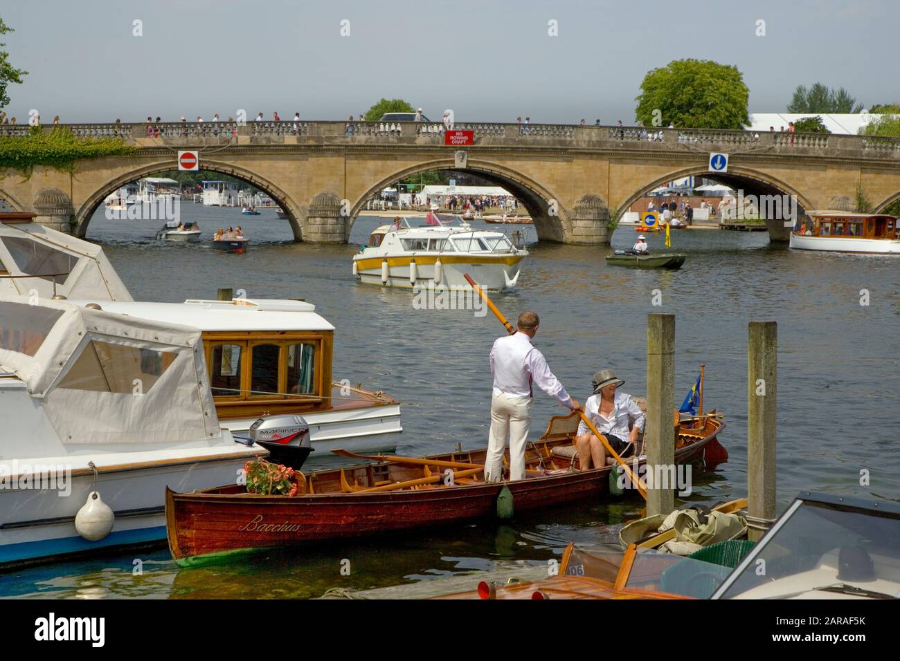 Boating on the thames hi-res stock photography and images - Alamy