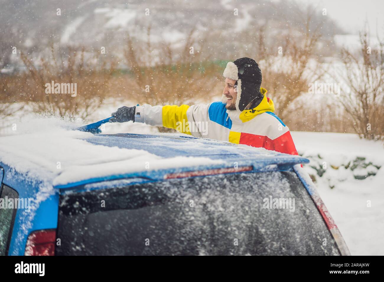 Man removing snow from car windshield hi-res stock photography and ...