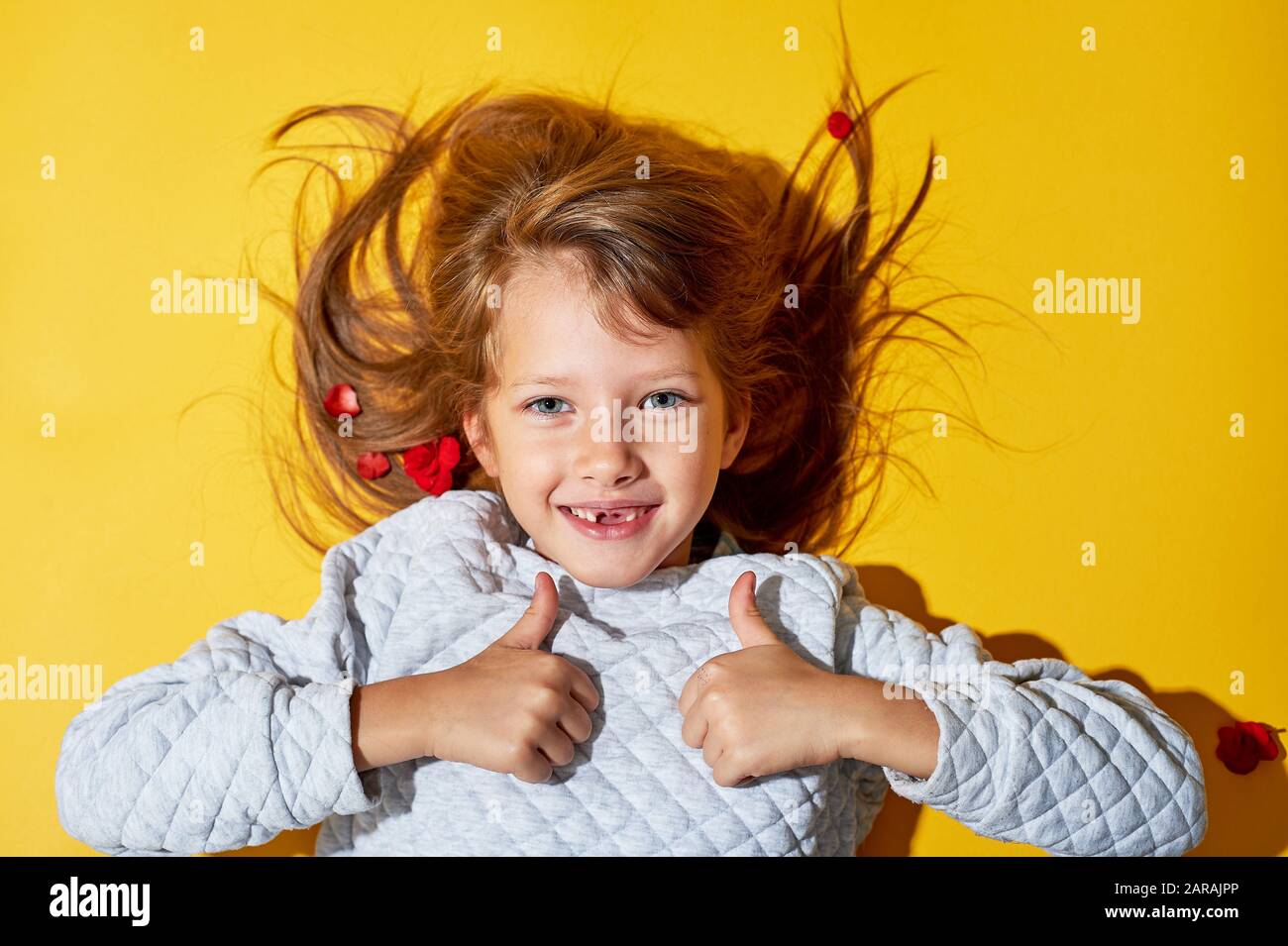 Girl smiling with no front teeth hi-res stock photography and images ...