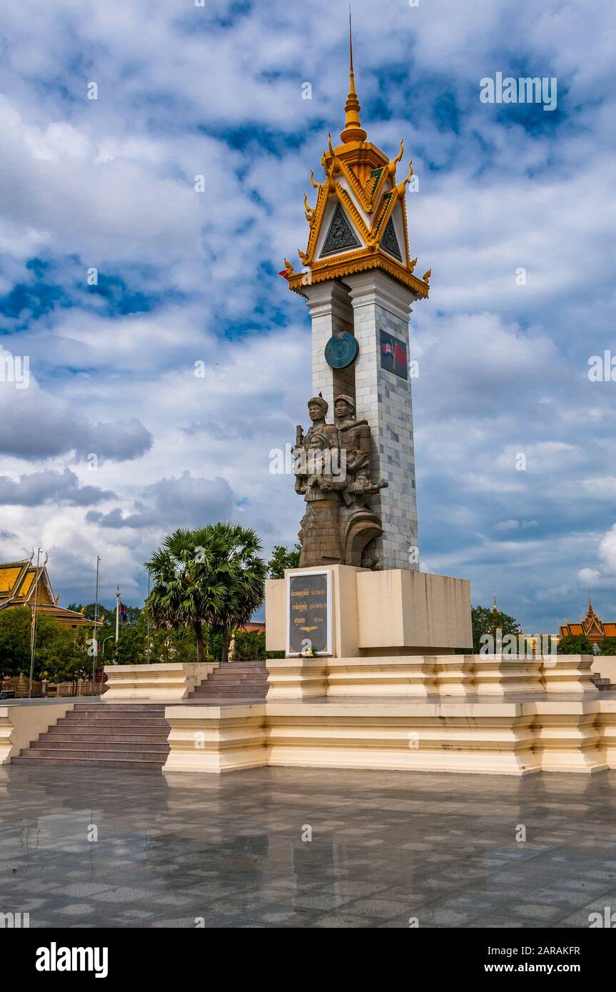 Vietnamese designed Cambodia-Vietnam Friendship Monument in central ...