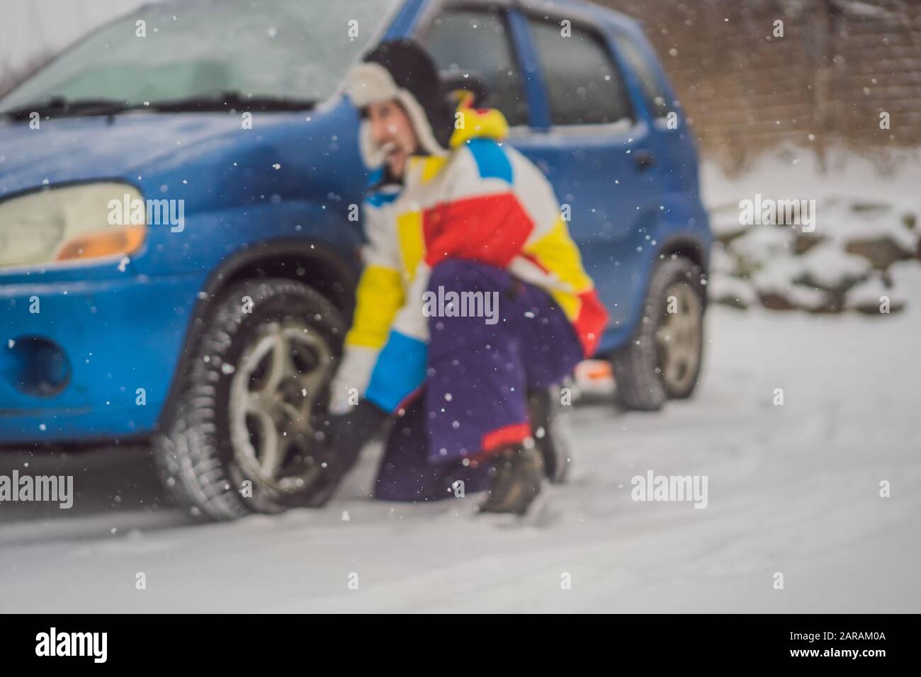 Changing flat tire snow hi-res stock photography and images - Alamy