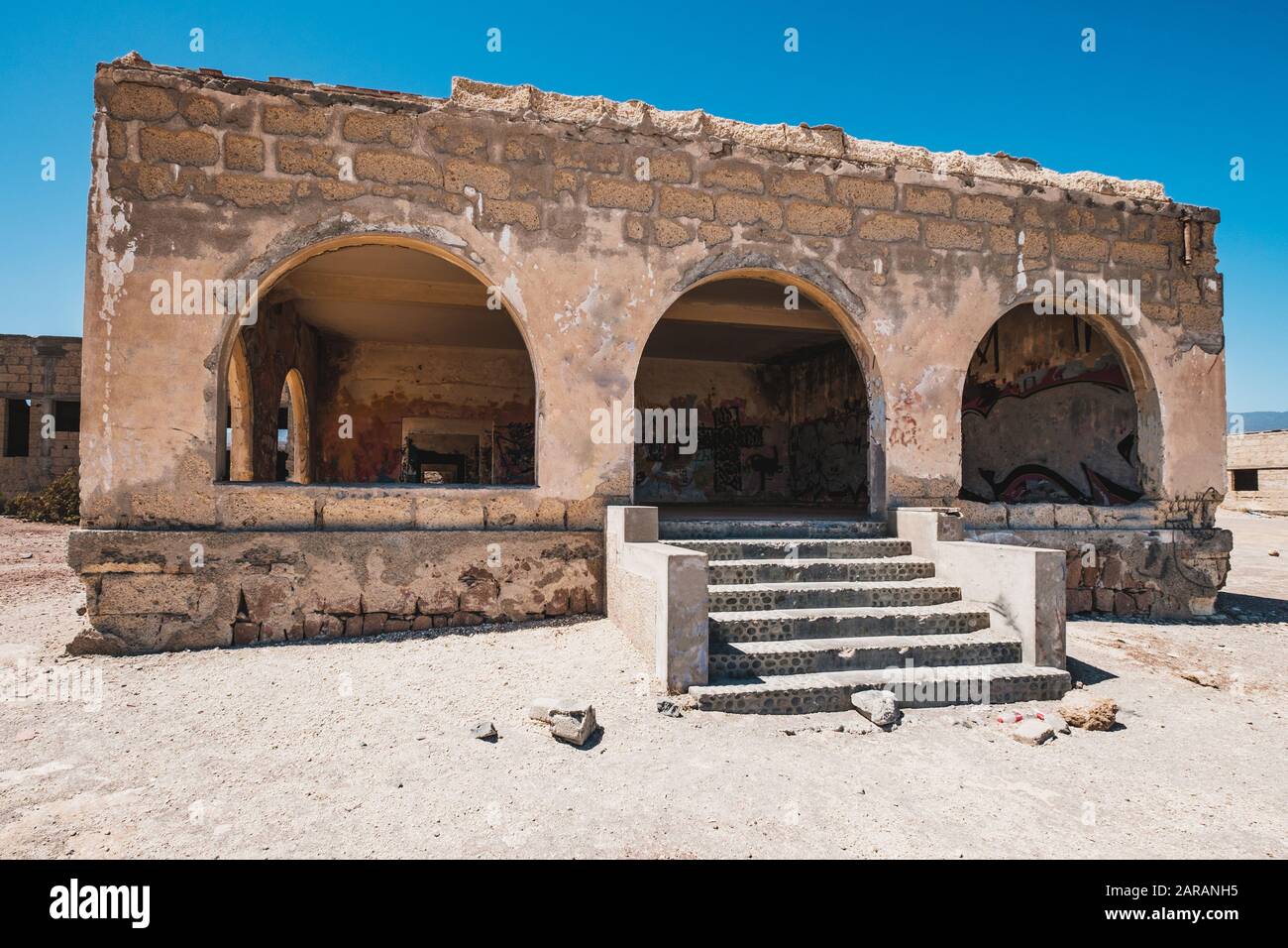 abandoned building ruin, house exterior in desert landscape Stock Photo ...