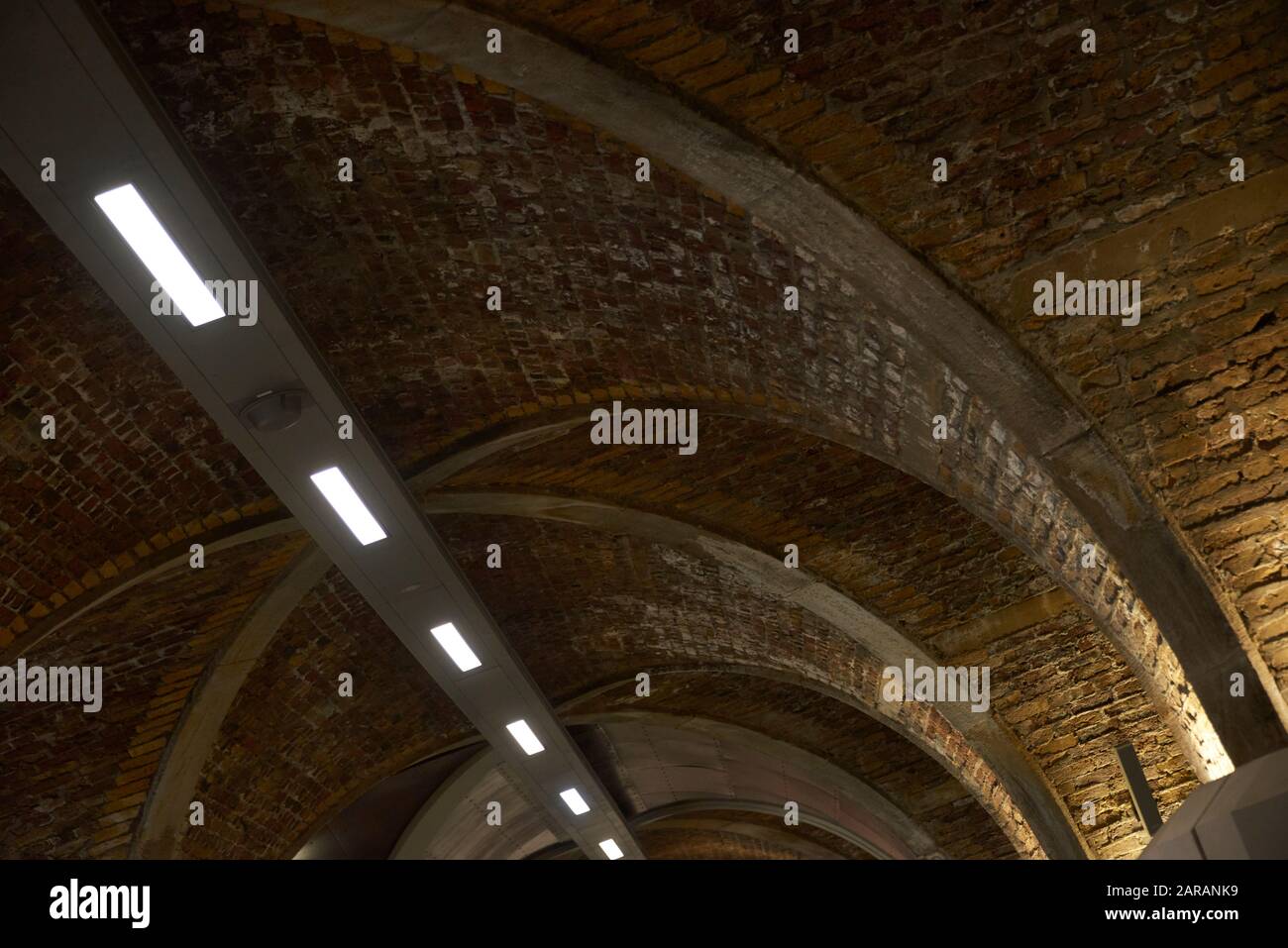 Vaulted ceiling inside London Bridge Station UK Stock Photo - Alamy