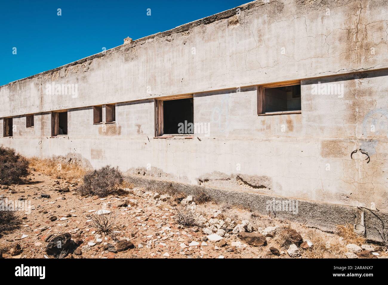abandoned building ruin exterior in desert landscape Stock Photo - Alamy