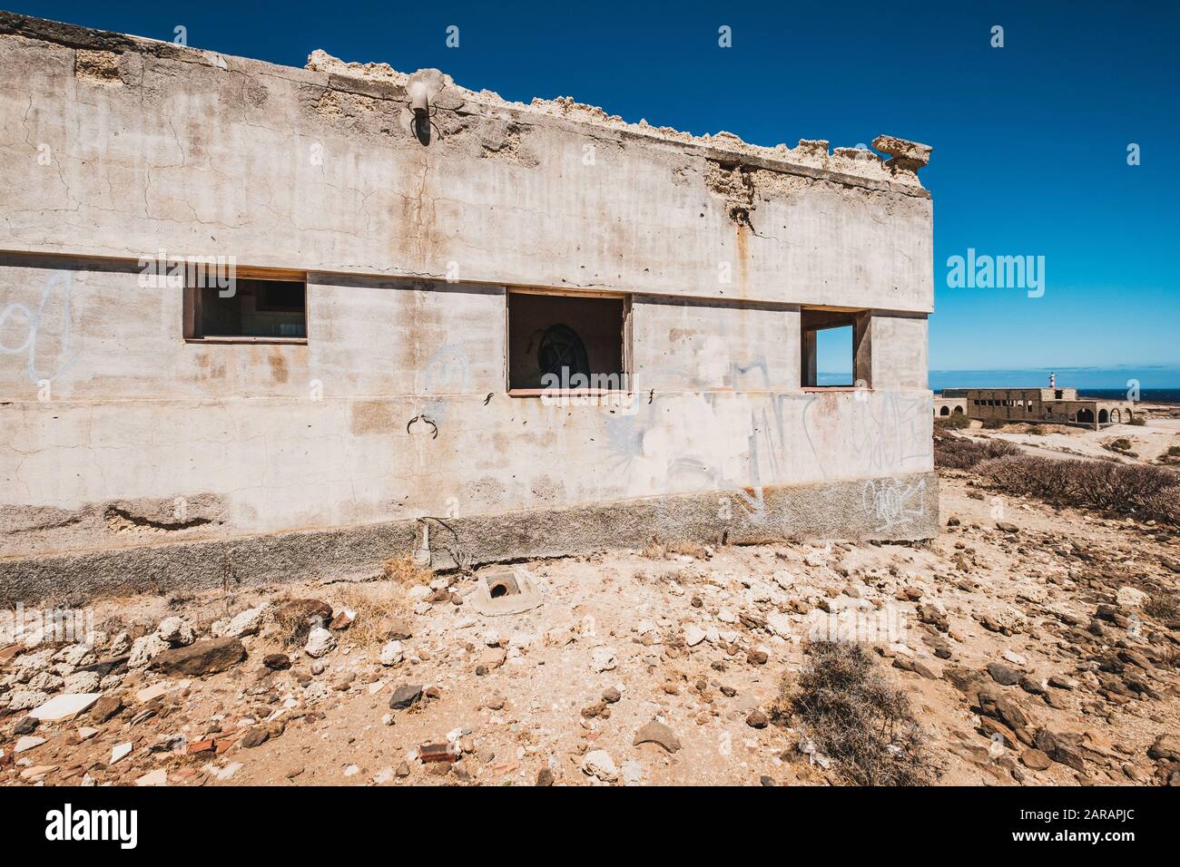 abandoned building ruin exterior in desert landscape Stock Photo - Alamy