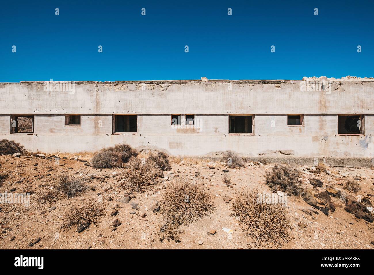 abandoned building ruin exterior in desert landscape Stock Photo - Alamy