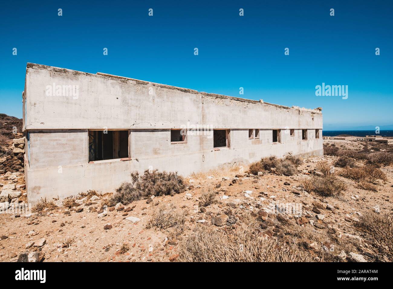 abandoned building ruin exterior in desert landscape Stock Photo - Alamy