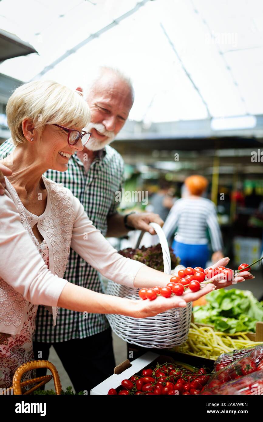 Senior man shopping market hi-res stock photography and images - Alamy