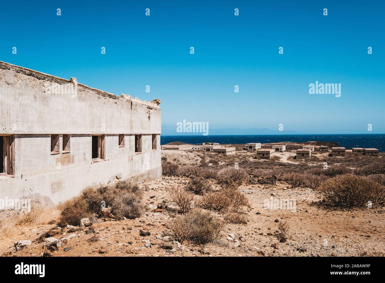 abandoned building ruin exterior in desert landscape Stock Photo - Alamy
