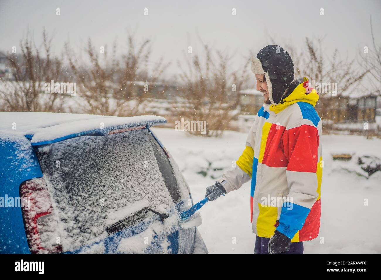 Man removing snow from car windshield hi-res stock photography and ...