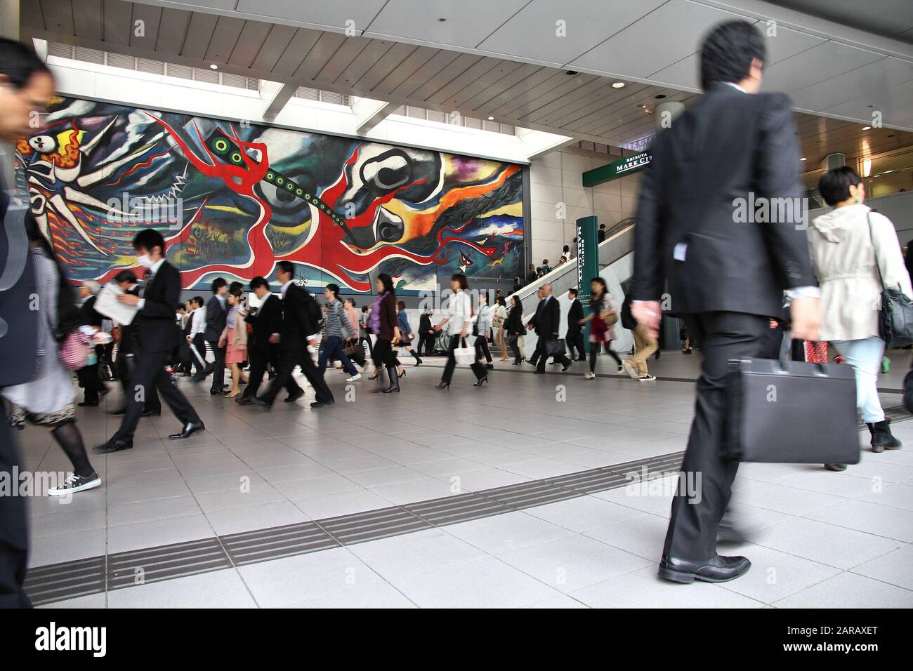TOKYO, JAPAN - MAY 9, 2012: Crowds hurry at Tokyo Shibuya station in ...