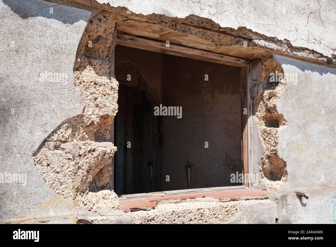 window of destroyed building ruin, exterior of demolited house Stock ...