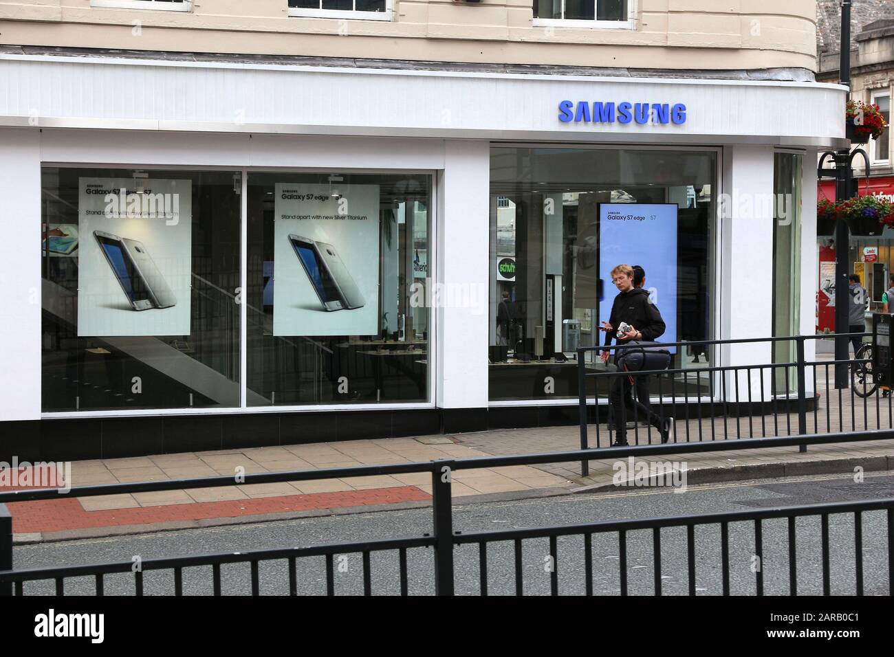 Electronics shop hi-res stock photography and images - Alamy