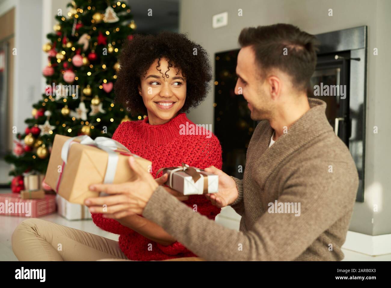 Christmas couple share love hi-res stock photography and images - Alamy
