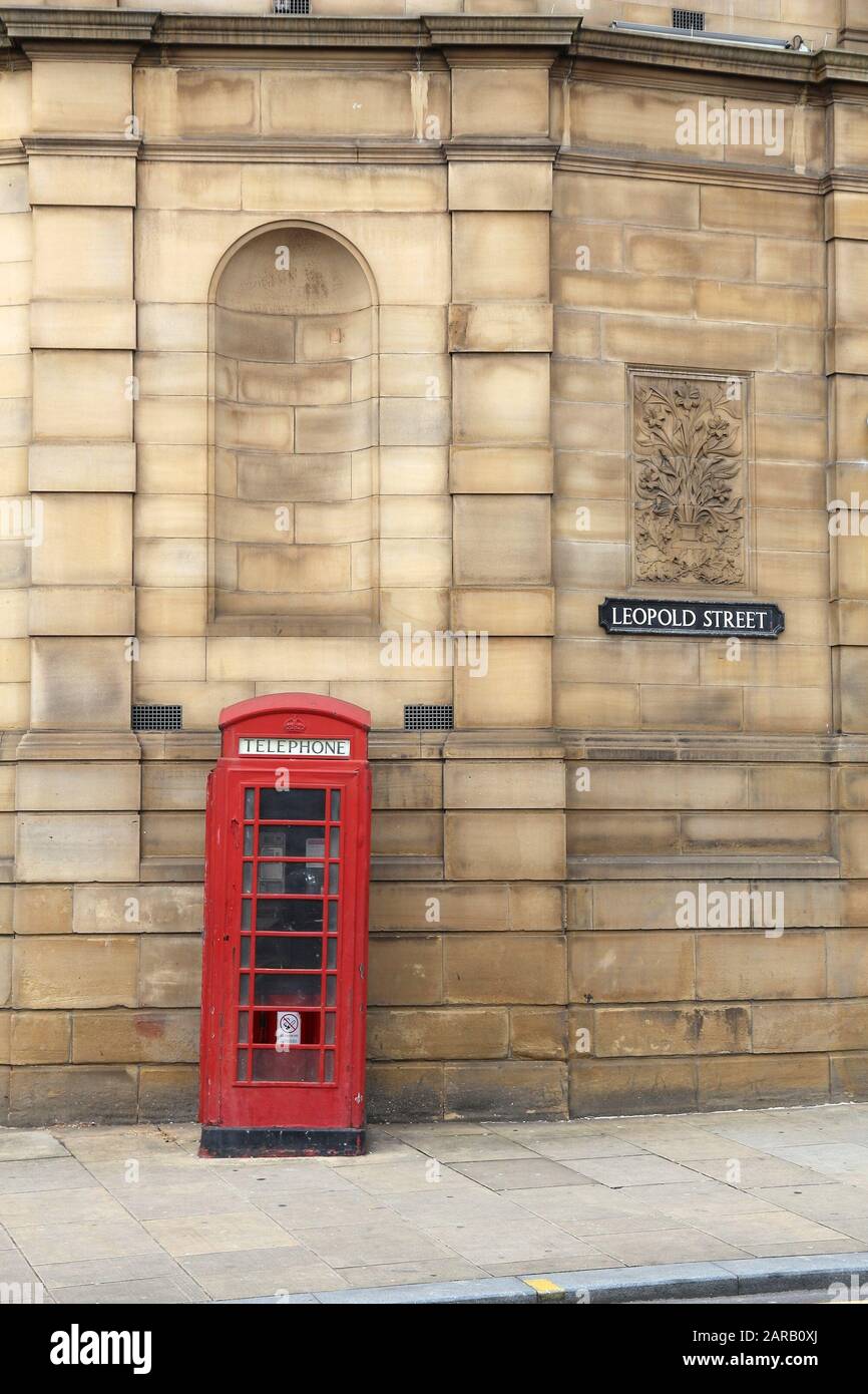 Sheffield, UK - traditional English red telephone box Stock Photo - Alamy