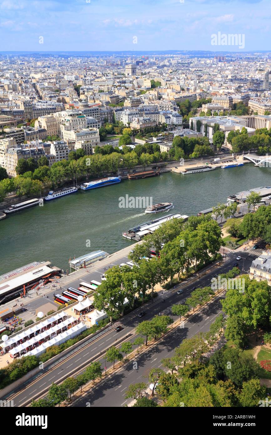 Paris riverfront hi-res stock photography and images - Alamy