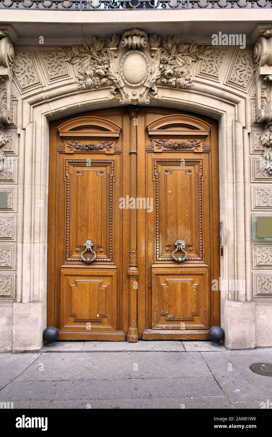 Old ornate door in Paris, France - typical old apartment building Stock ...