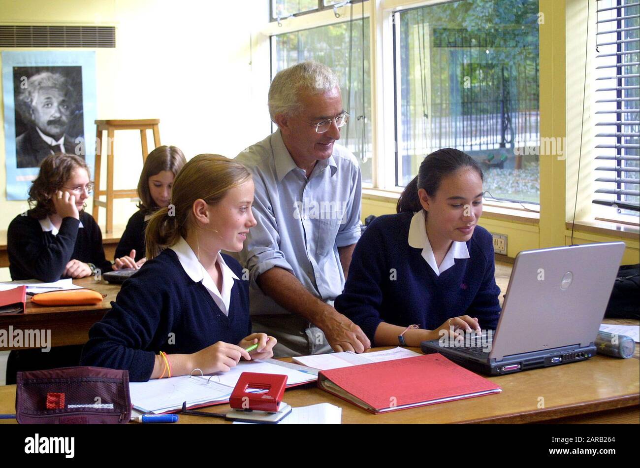 Secondary school uniform girls hi-res stock photography and images - Alamy