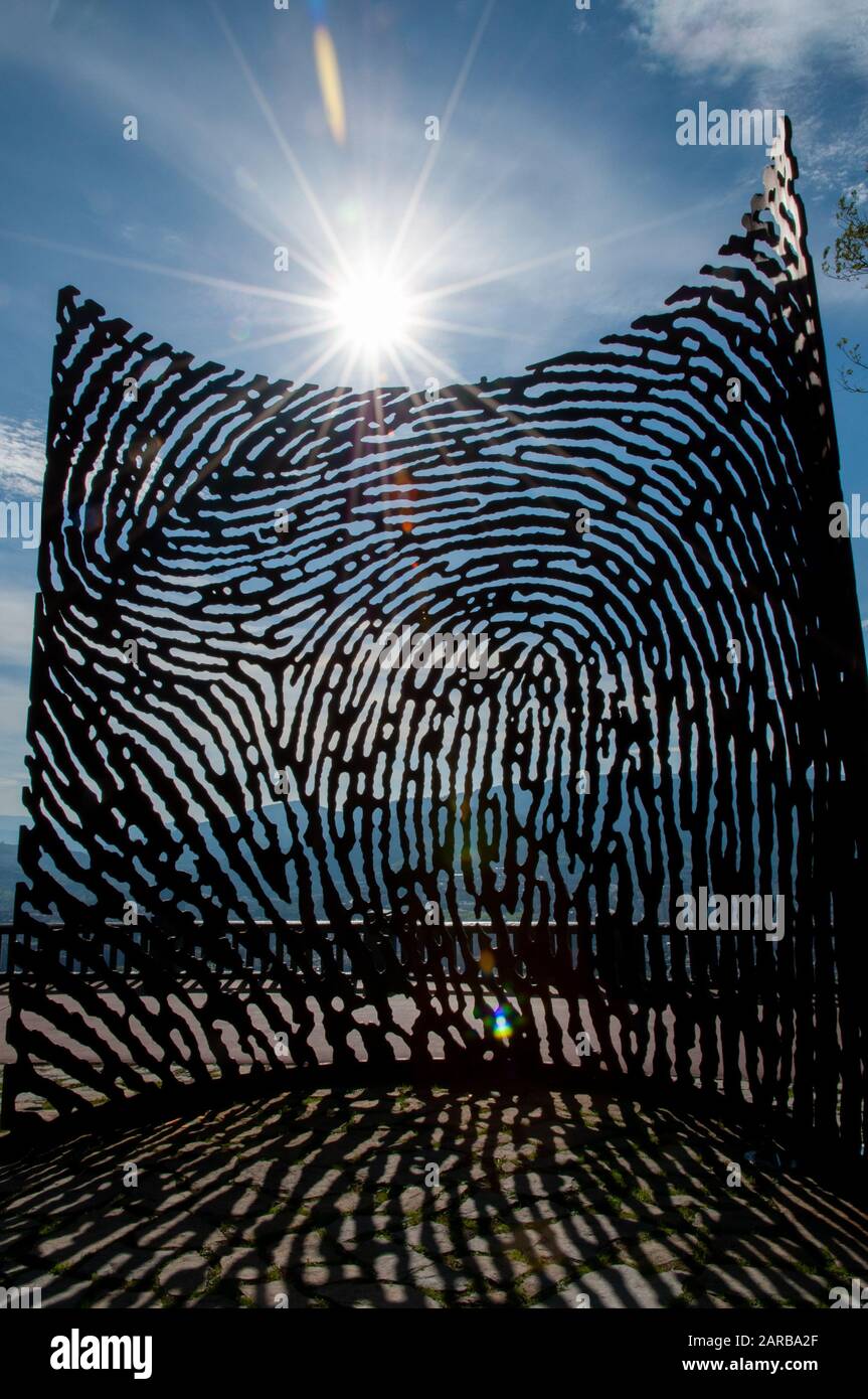 Metal fingerprint sculpture, art of the sculptor Juanjo Novella on ...