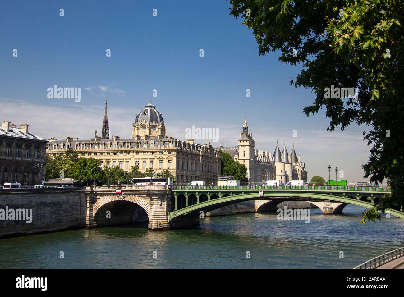 Paris bridge over the Seine Stock Photo - Alamy