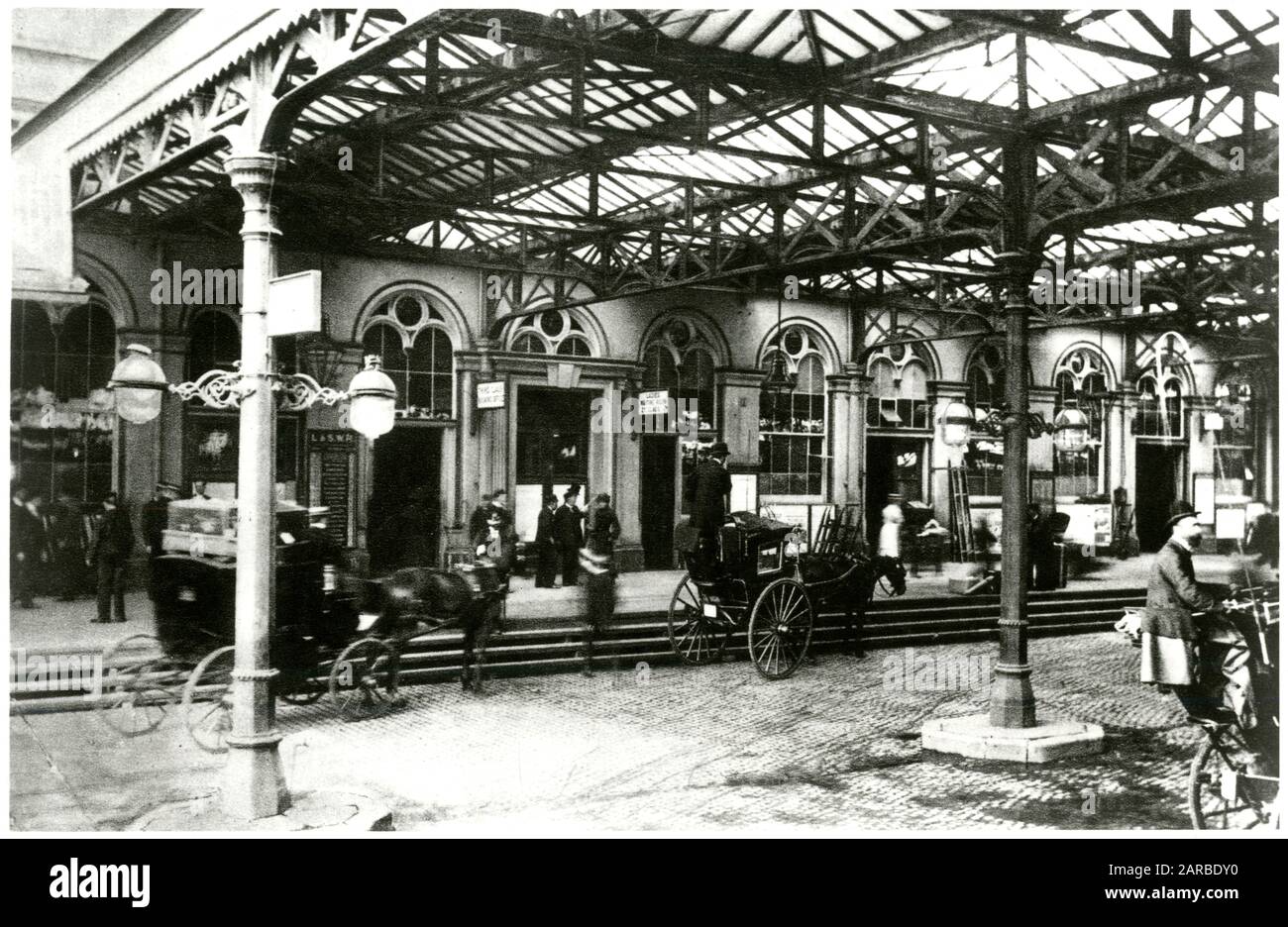Waterloo station interior hi-res stock photography and images - Alamy