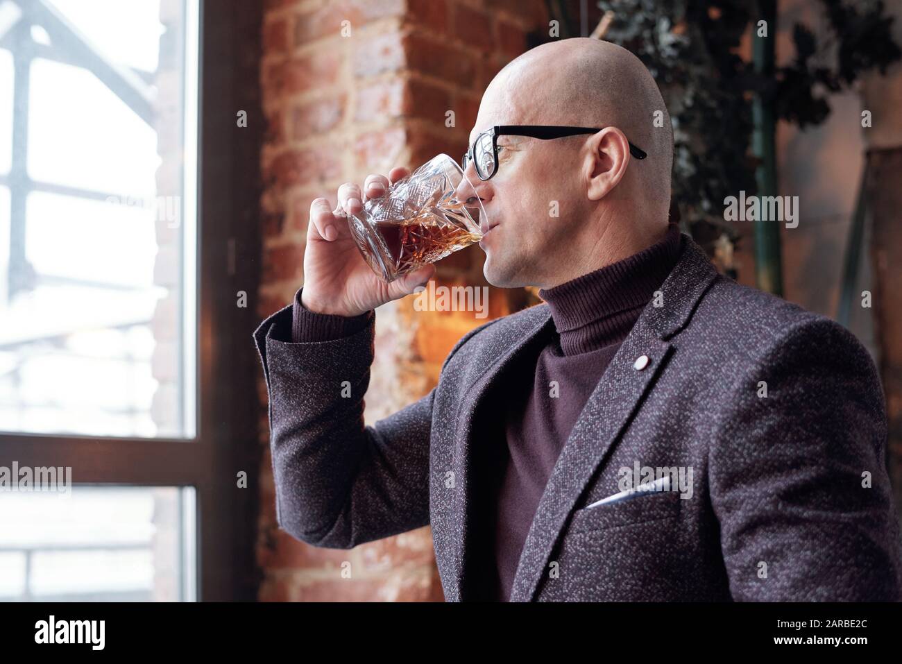 Young people drinking whisky hi-res stock photography and images - Alamy