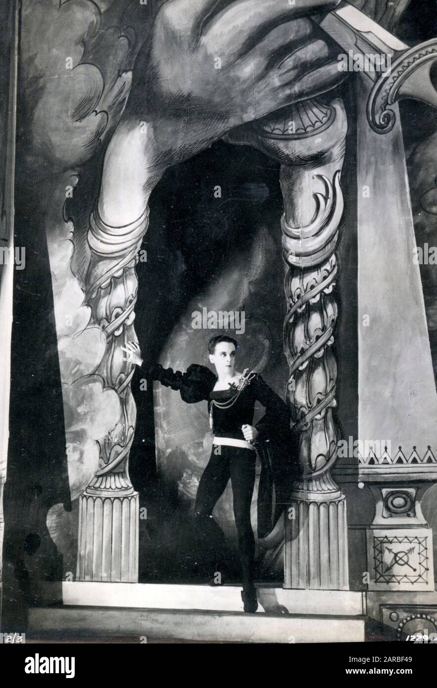Ballet Dancer Robert Helpmann (1909-1986) as 'Hamlet' - London, New ...