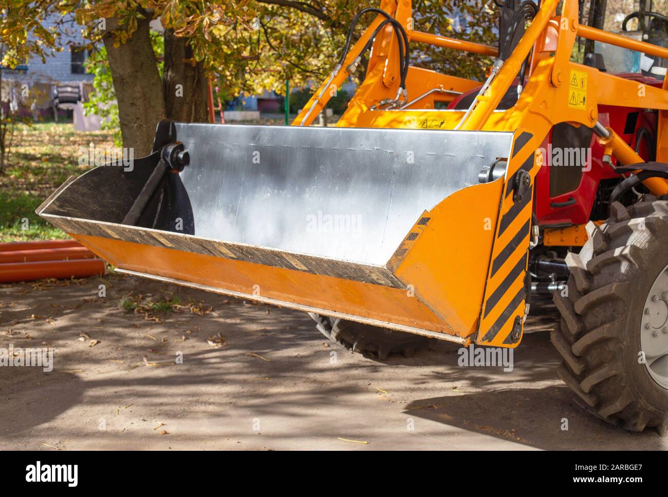New construction tractor with hydraulic bucket jaw for backfill and ...