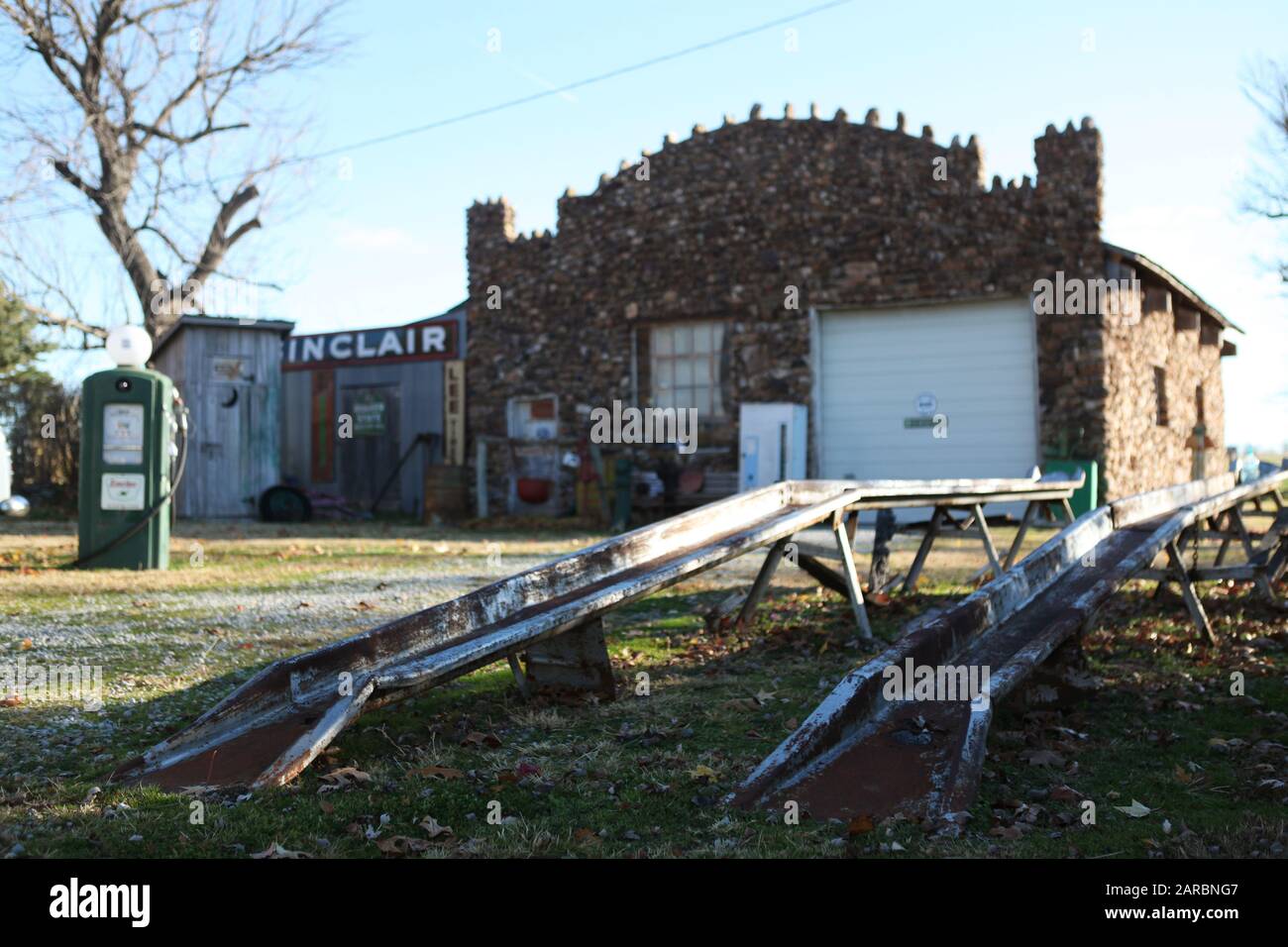 abandoned car garage, Route 66, America Stock Photo - Alamy