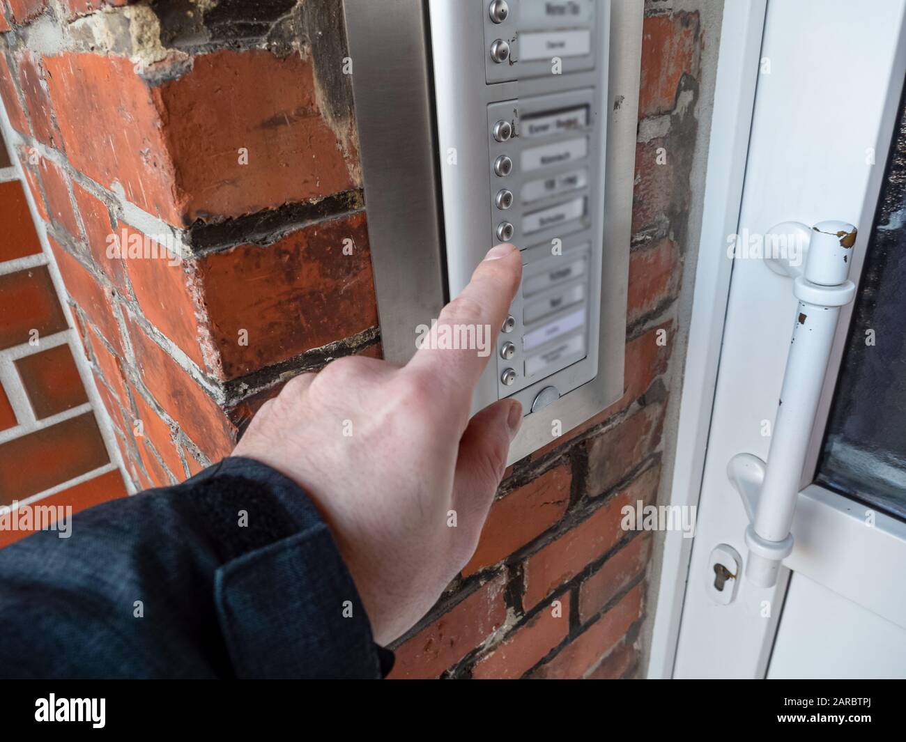 Man rings the doorbell Stock Photo - Alamy