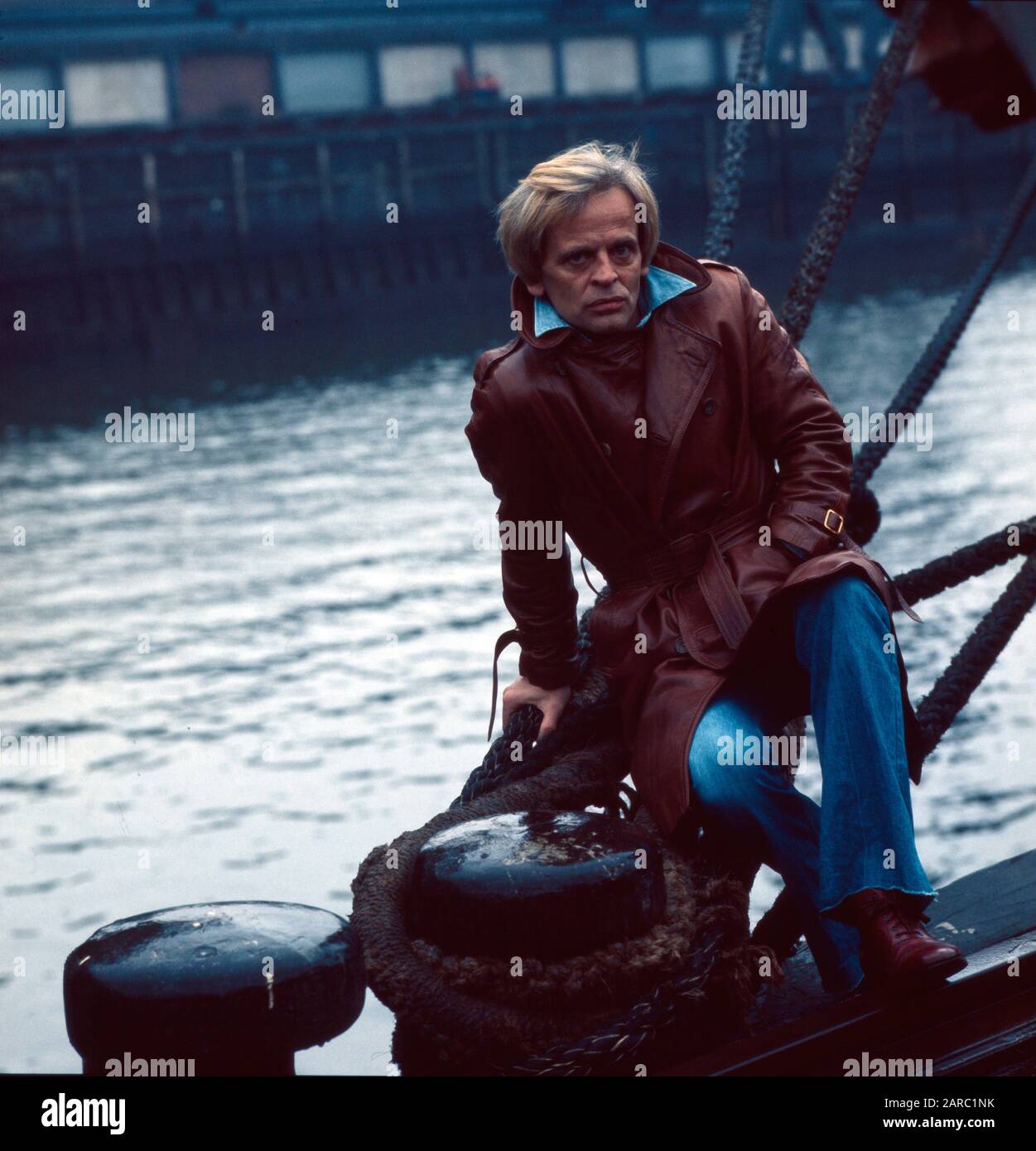 Der deutsche Schauspieler Klaus Kinski bei einem Fotoshooting im Hafen ...