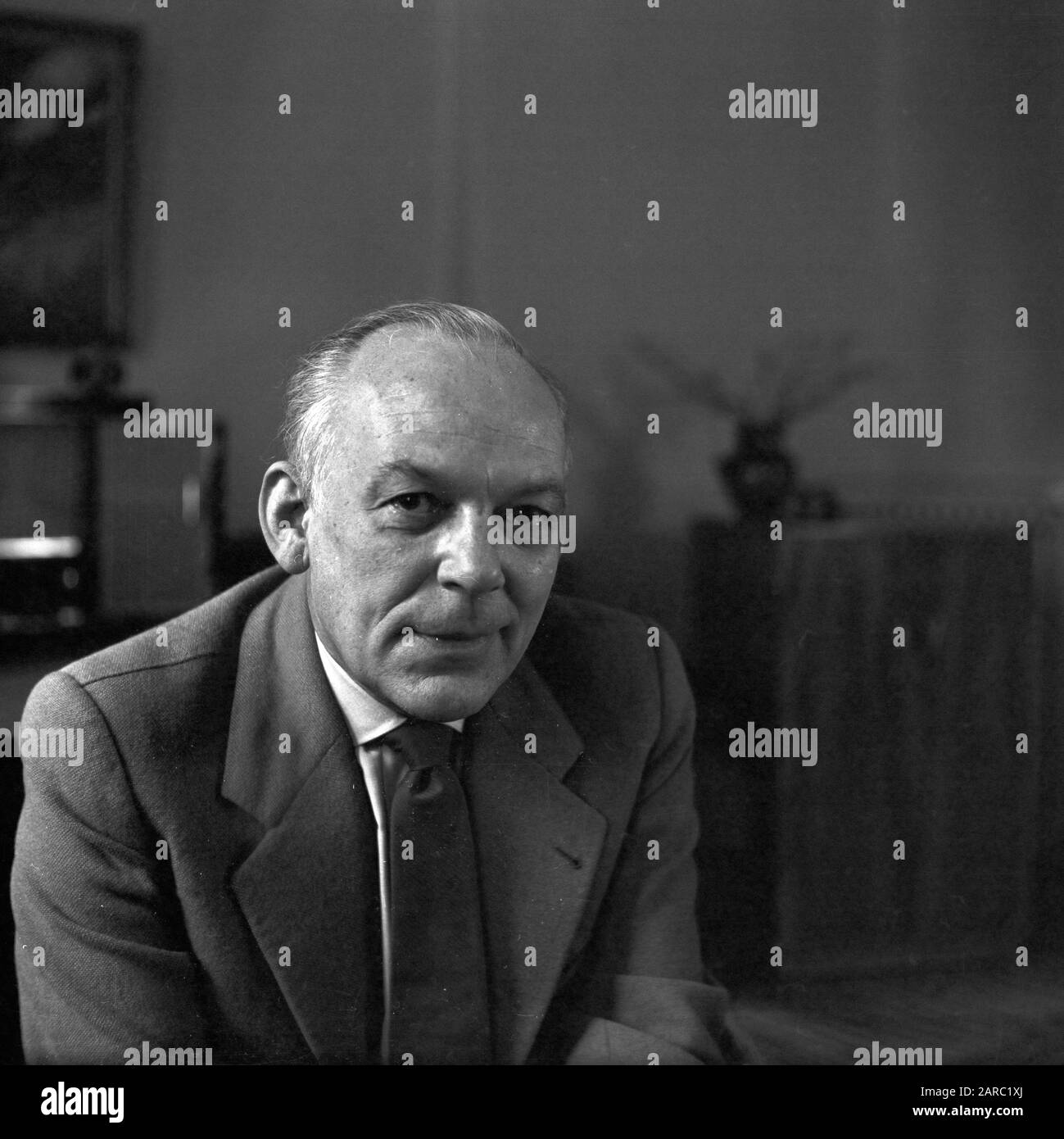 Porträt eines älteren Herrn, Deutschland 1950er Jahre. Portrait of an ...