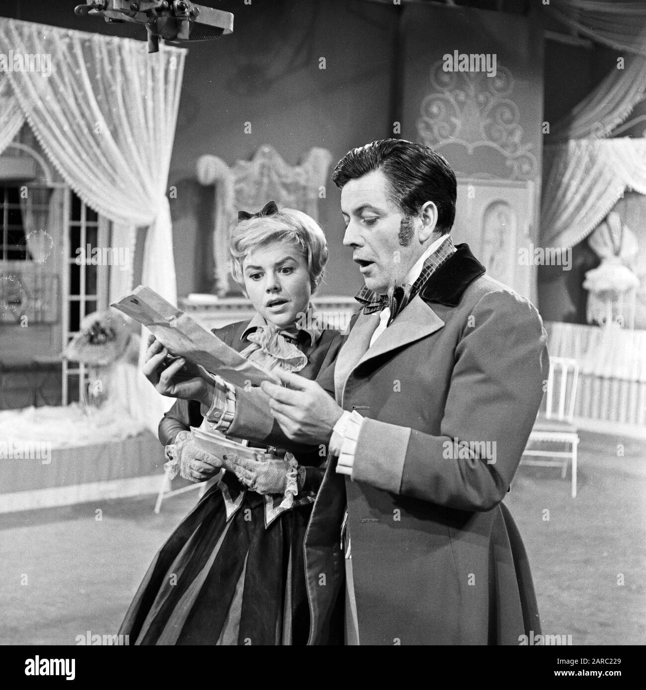 Sängerpaar bei einer Operettenauführung, Deutschland 1950er Jahre ...