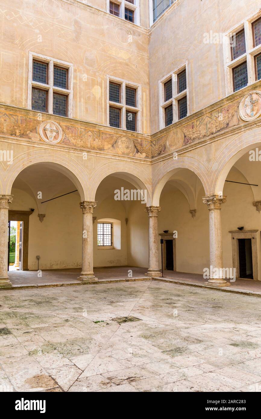 Courtyard in an Italian villa Stock Photo - Alamy