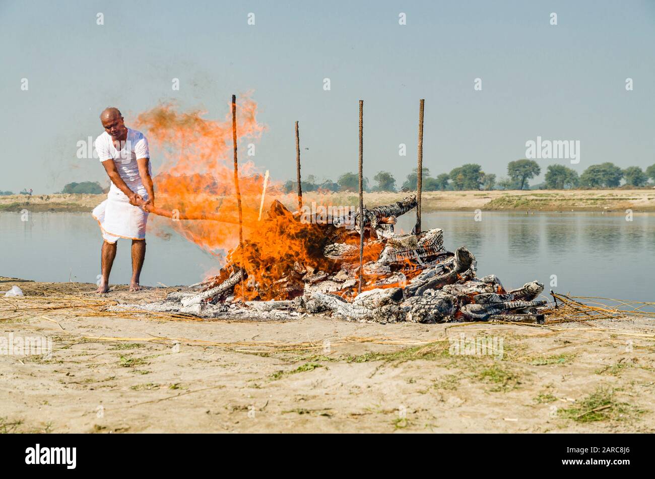 Fire funeral hindu india hi-res stock photography and images - Alamy
