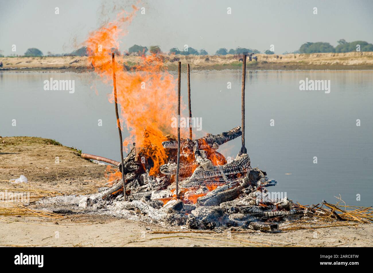 Burning fire cremation ceremony vrindavan hi-res stock photography and ...