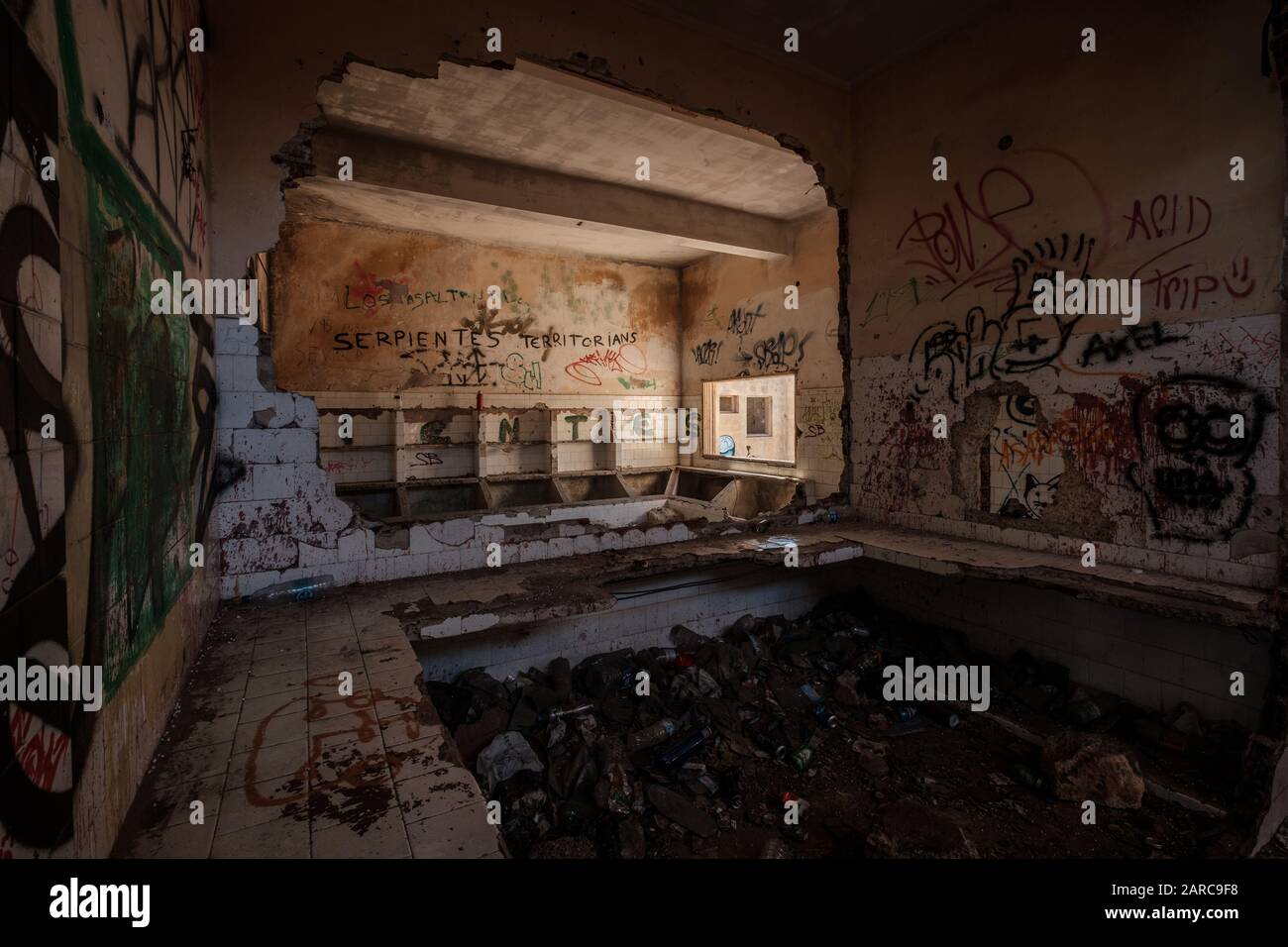 run down room inside abandoned building ruin Stock Photo - Alamy