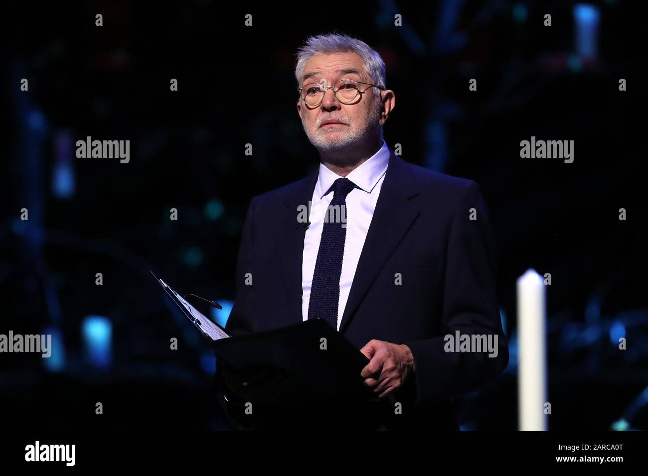 Actor martin shaw reading hi-res stock photography and images - Alamy