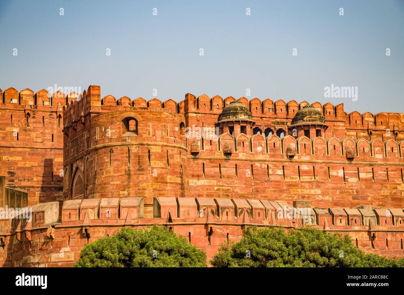 Outer walls of Agra Fort Stock Photo - Alamy