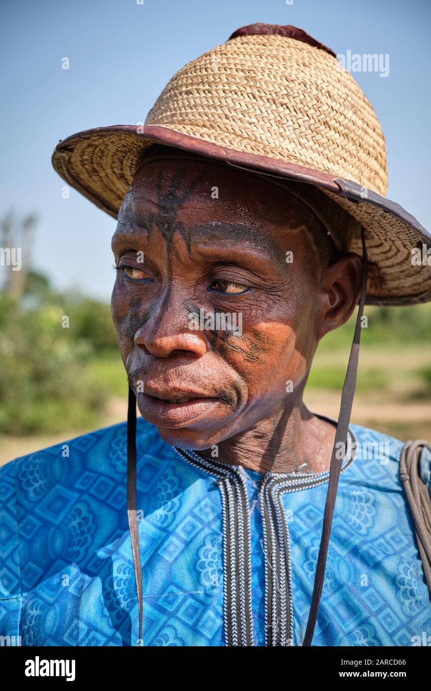 Portrait of a fulani man with facial tattoos and a hat Stock Photo - Alamy