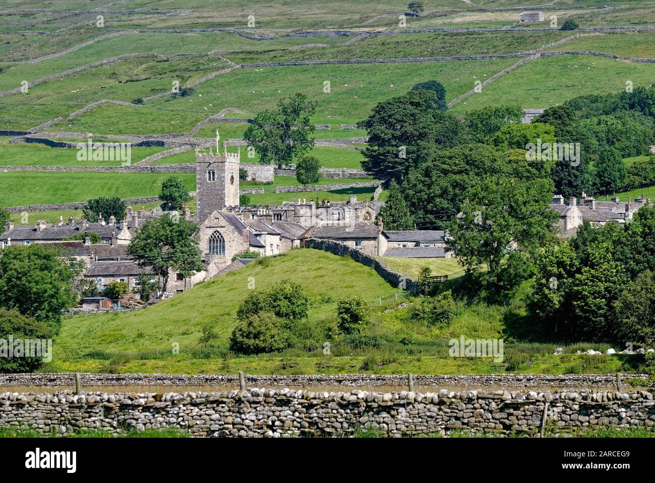 The village of Askrigg set against the moorlands of the Pennines hills ...