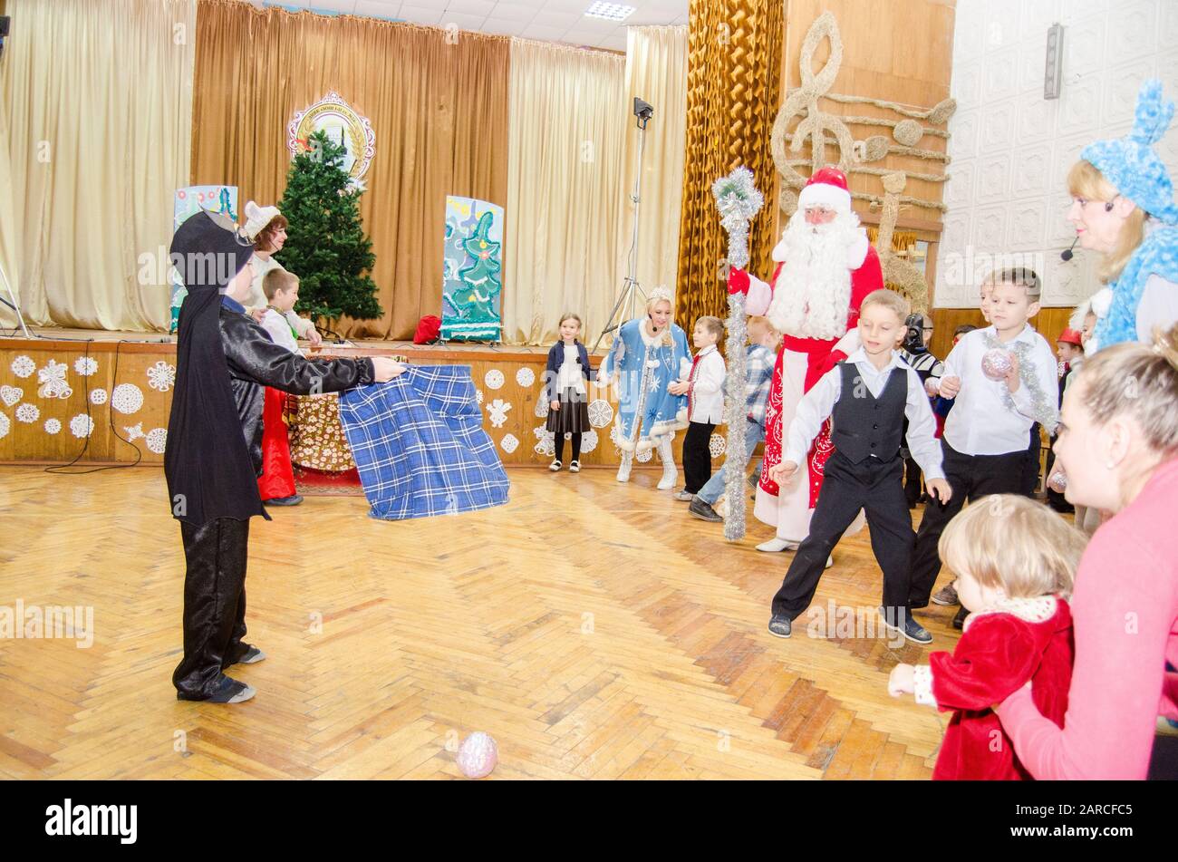 Parents audience stage children hi-res stock photography and images - Alamy